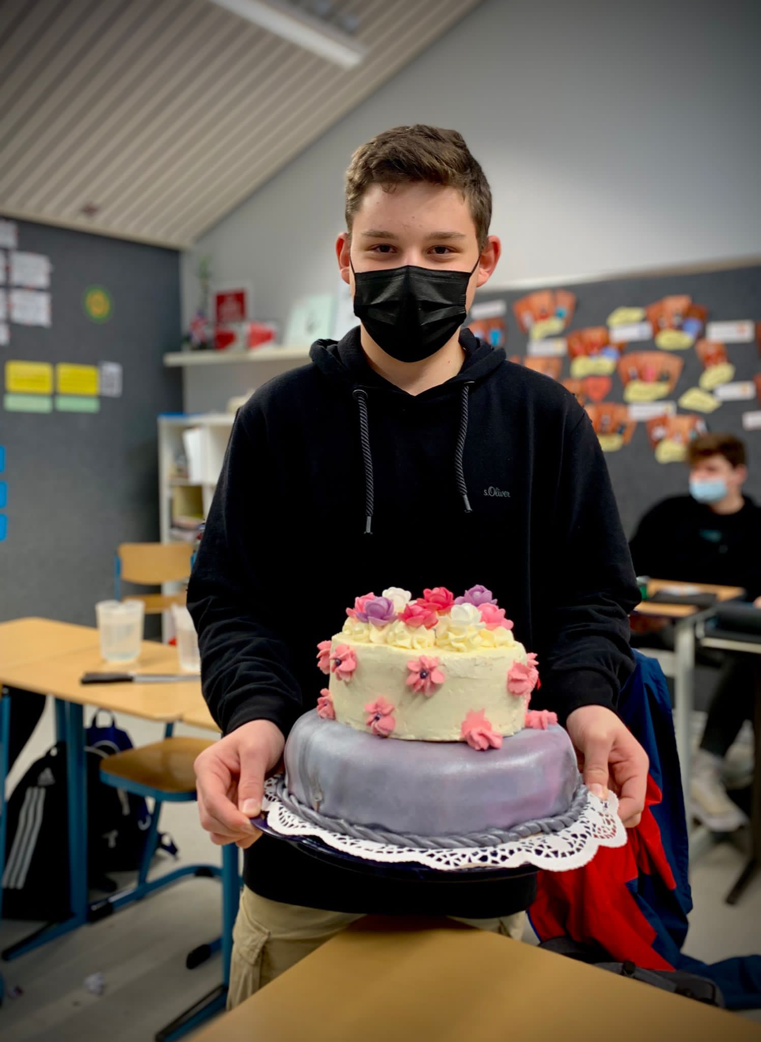 Als Simon eine zweistöckige Torte zur Schule brachte... - GHS Zülpich