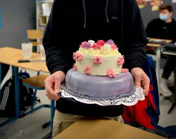 Als Simon eine zweistöckige Torte zur Schule brachte... - GHS Zülpich